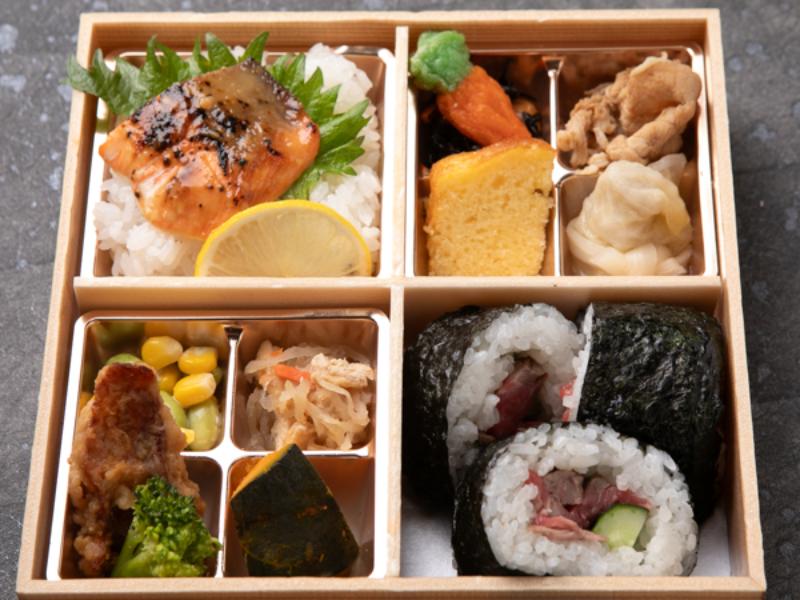 割烹 清水（関西）の花梨（かりん）〜牛ステーキ巻きと鯛のうに焼き〜 1620円｜【お弁当デリ】お弁当のデリバリー