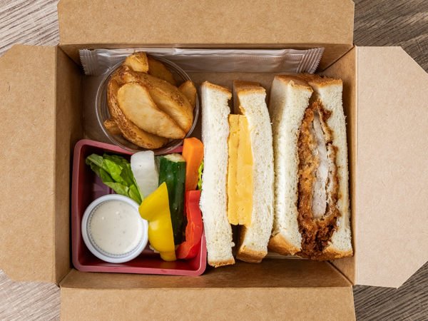 イタリアン フェリチータ（Sandwich Box）のカツ＆玉子サンドBOX 1080円｜【お弁当デリ】お弁当のデリバリー