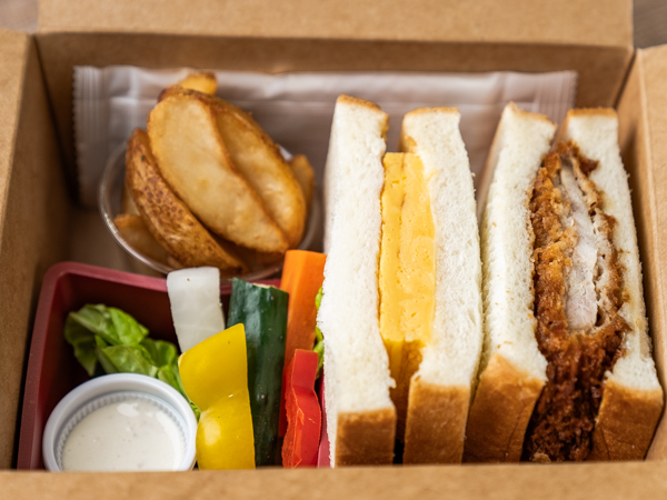イタリアン フェリチータ（Sandwich Box）のカツ＆玉子サンドBOX 1080円｜【お弁当デリ】お弁当のデリバリー