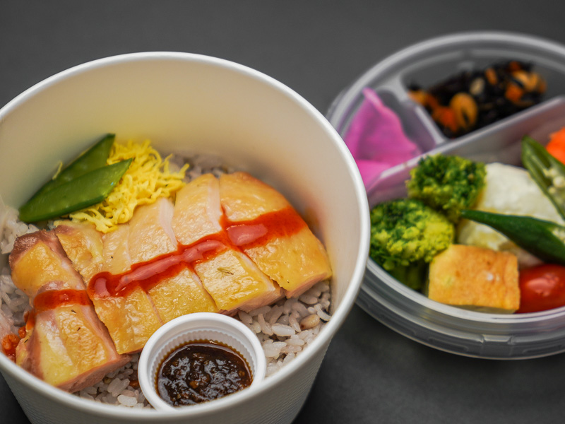 鉄板ダイニング「蘭麻」の海南鶏飯風ランチボックス 910円｜【お弁当デリ】お弁当の配達デリバリー